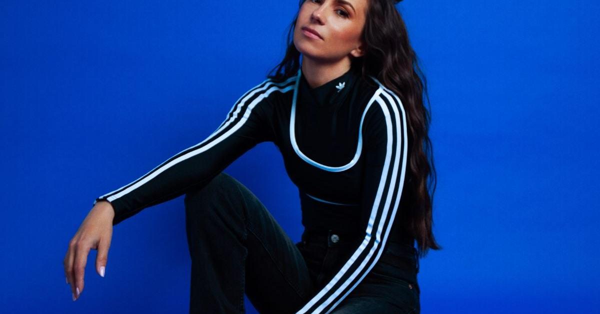 Amy Shark Dances in “Can I Shower At Yours” Video